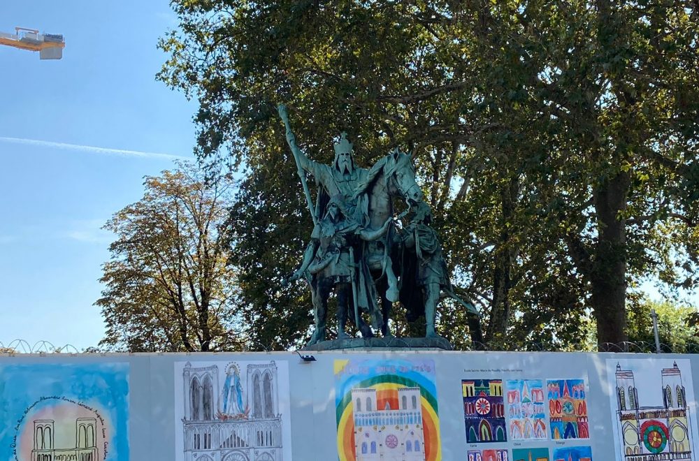 Notre Dame Outdoor Walking Tour With Crypt Entry – Paris